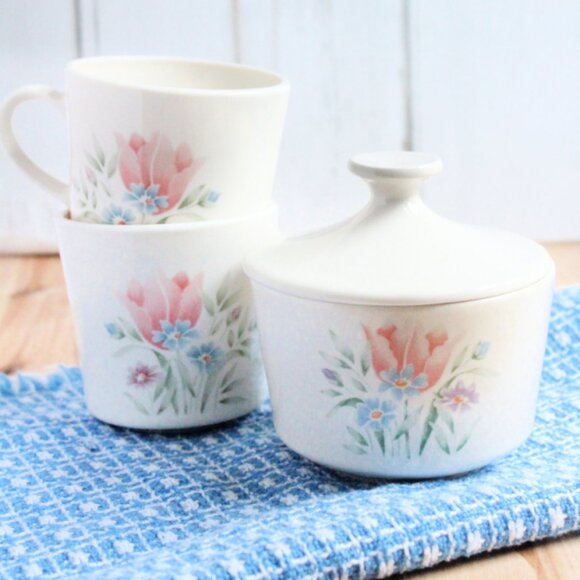 Corningware | Kitchen | Vintage Set Of 2 Tea Cups And Sugar Container ...